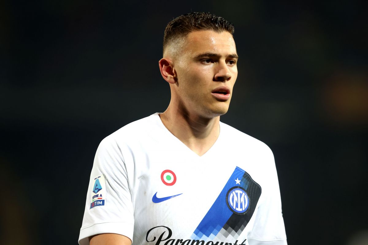 Inter midfielder Kristjan Asllani celebrates Serie A win vs Bologna