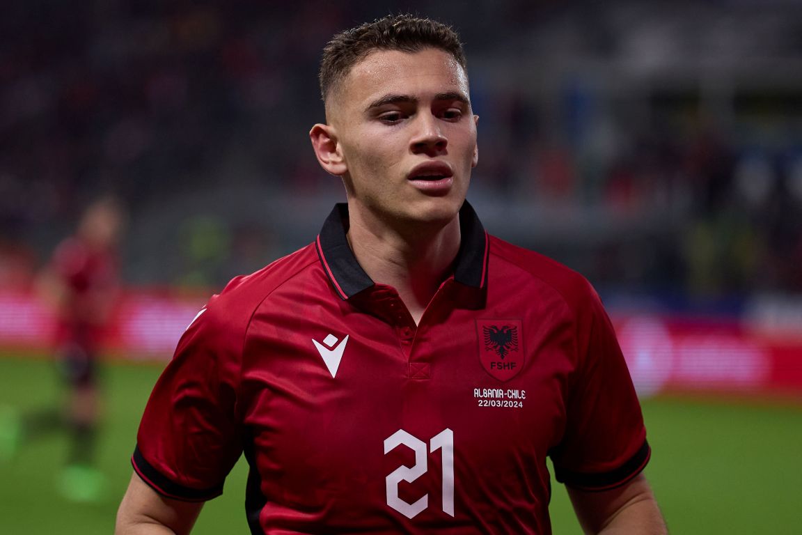 Photo - Kristjan Asllani in Inter trophy room after new contract